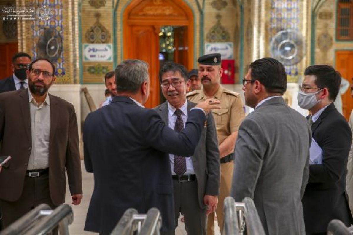 L'ambassadeur du Japon en Irak visite le saint Sanctuaire de l'imam Ali ...